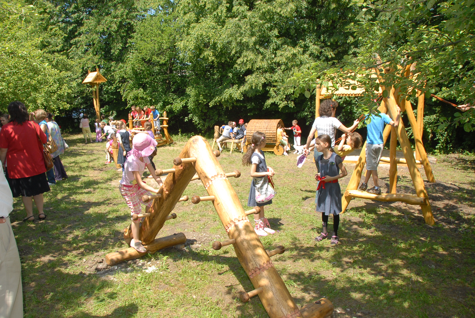 Parc de Joaca cu Obiecte Traditionale | Club Rotary