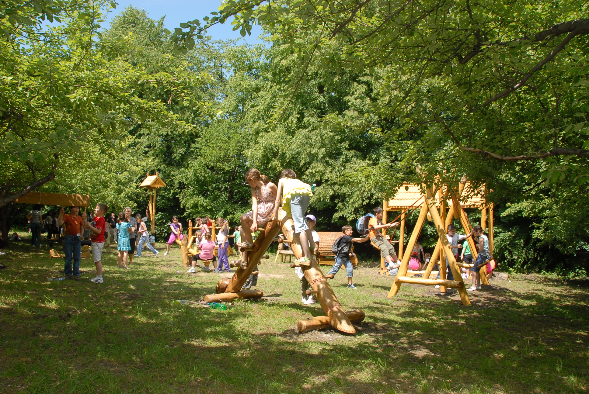 Parc de Joaca cu Obiecte Traditionale | Club Rotary